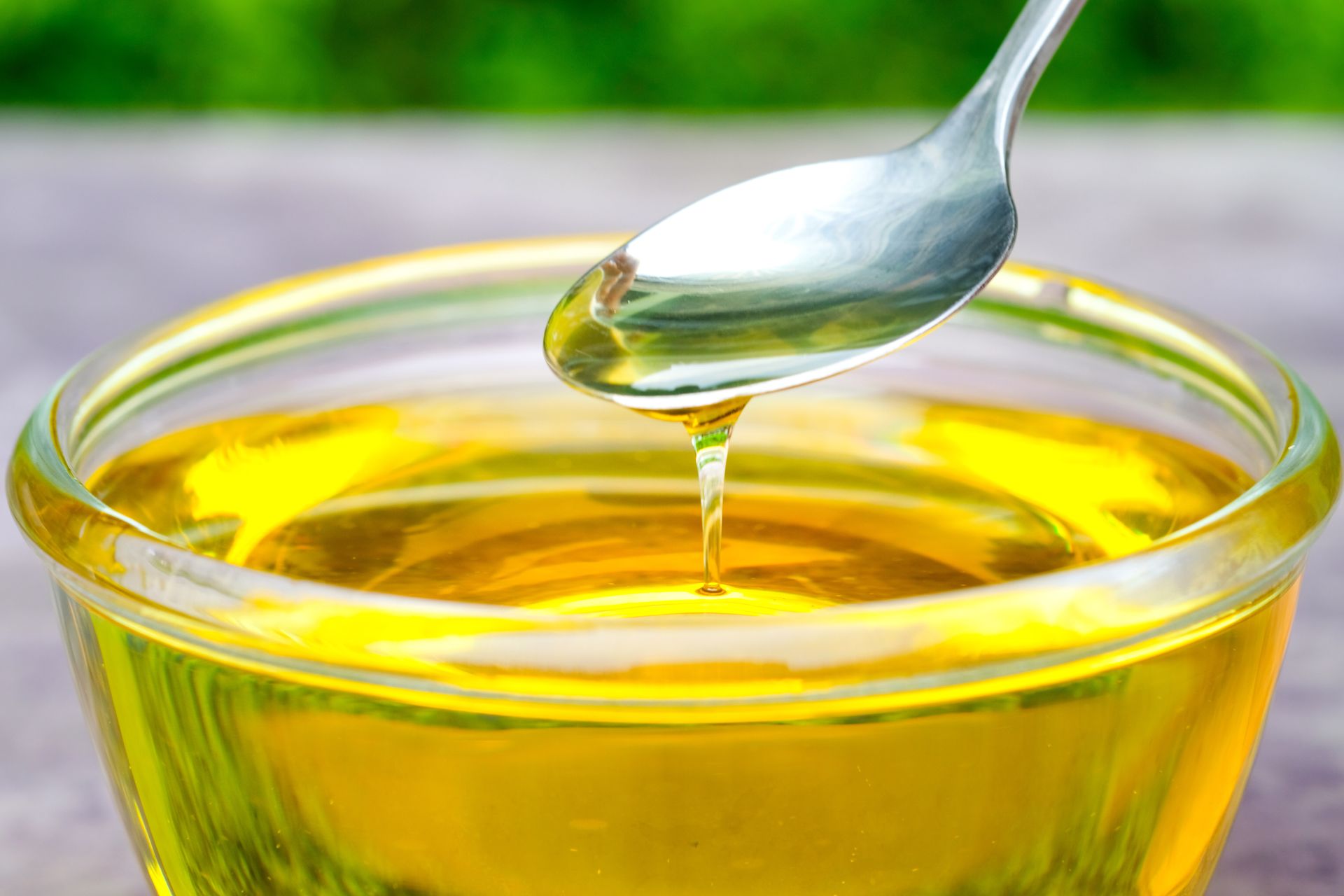 Pij 1 łyżeczkę dziennie albo dodawaj do sałatki. Pomoże obniżyć cholesterol