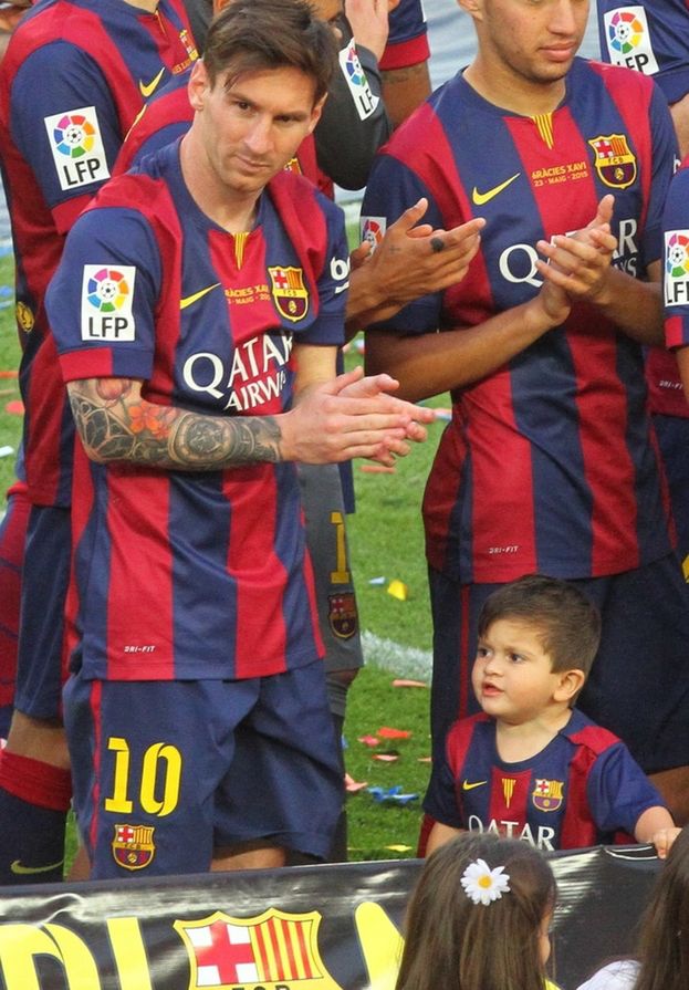 Messi i Pique z synami na meczu! Podobni? (ZDJĘCIA) - Pudelek