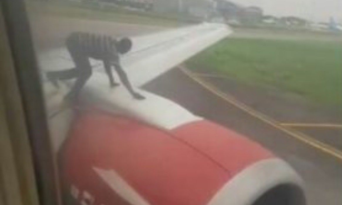Nigeria. Panika w samolocie boeing 737. Na skrzydło wszedł człowiek