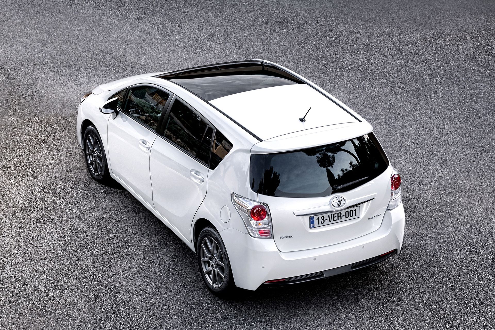 Z rynku znika rodzinna Toyota. Kolejny minivan pożarty przez ...