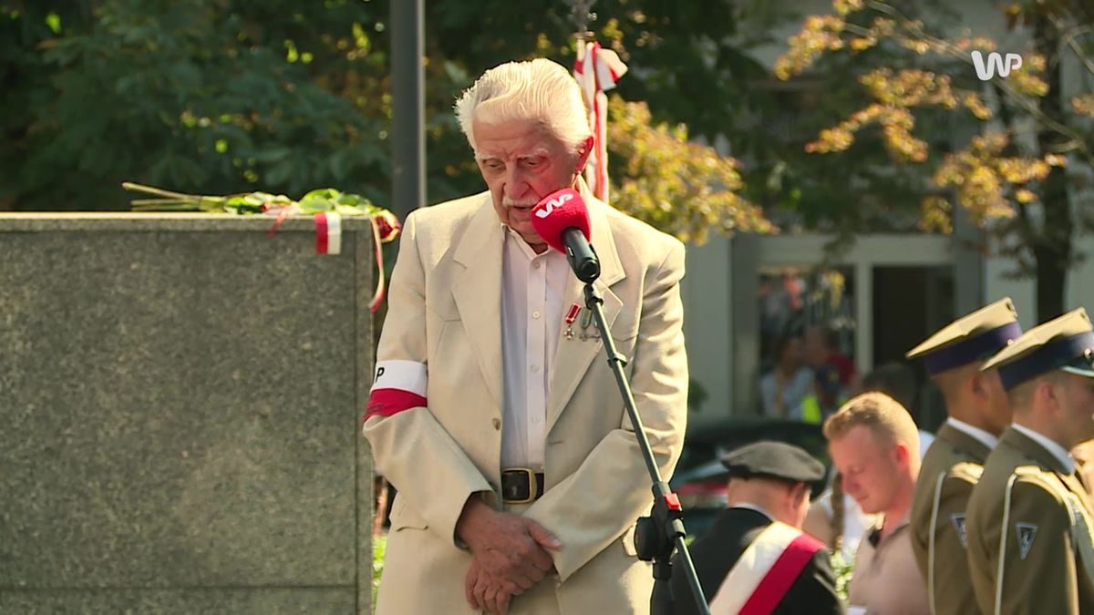 Wzruszony powstaniec Majewski dziękuje za obecność na skwerze. "Tyle ...