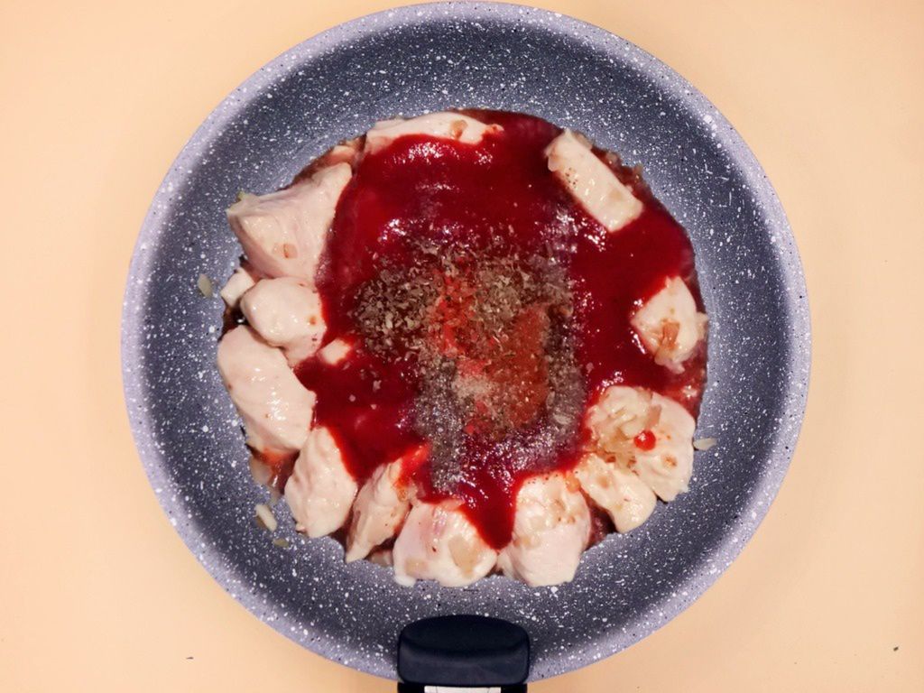 Makaron z kurczakiem w sosie pomidorowym. Wypróbuj ten przepis