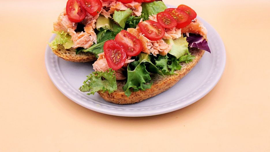 Omega-3, białko i chrupiące warzywa. Kanapka, która ma sens