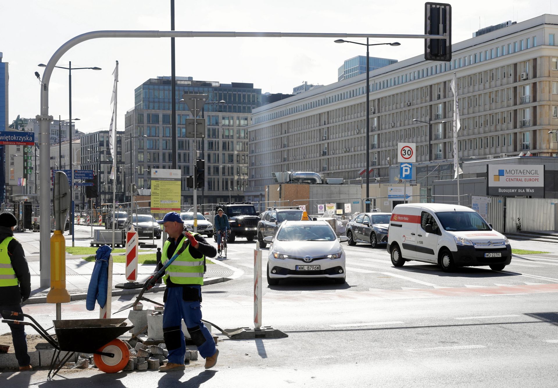 Zagadka z łopatą i asfaltem hitem sieci. Warszawski ZDM szuka pracownika