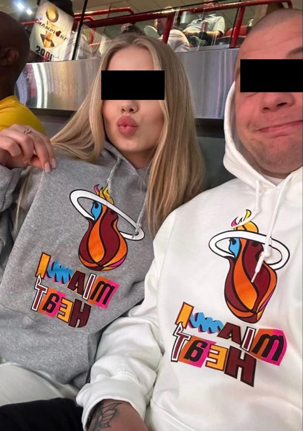 Fani Buddy i jego partnerki zebrali się pod aresztem. Są nagrania - Pudelek