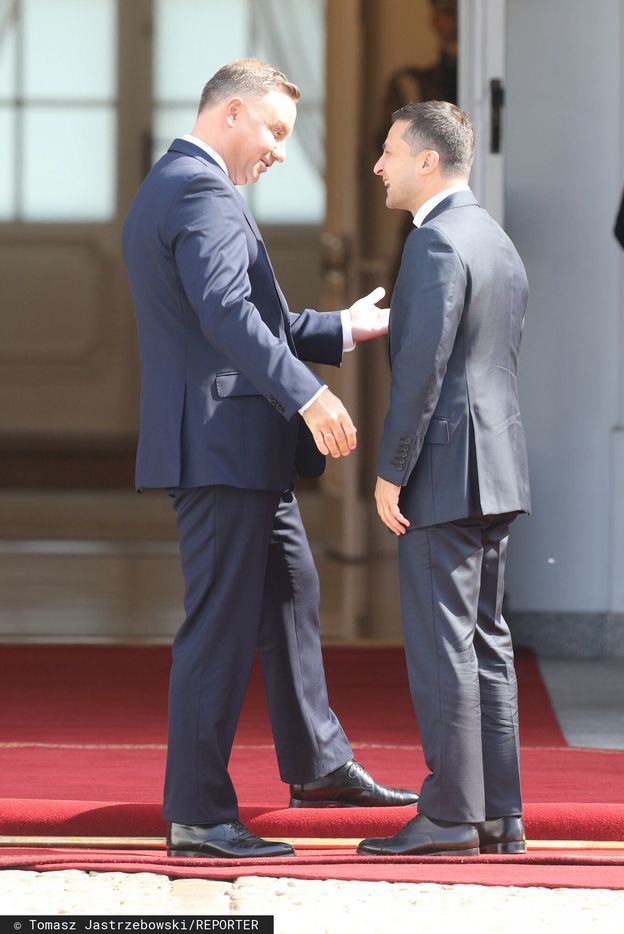 Na nadgarstku Andrzeja Dudy pojawiła się tajemnicza ozdoba. Stylistka wyjaśnia, co może oznaczać ...