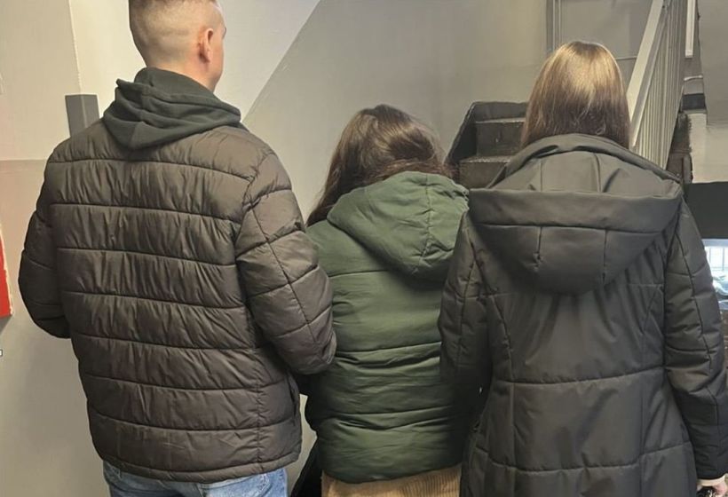 Mały chłopiec na mrozie w koszulce z krótkim rękawem. Opiekunowie spali pijani