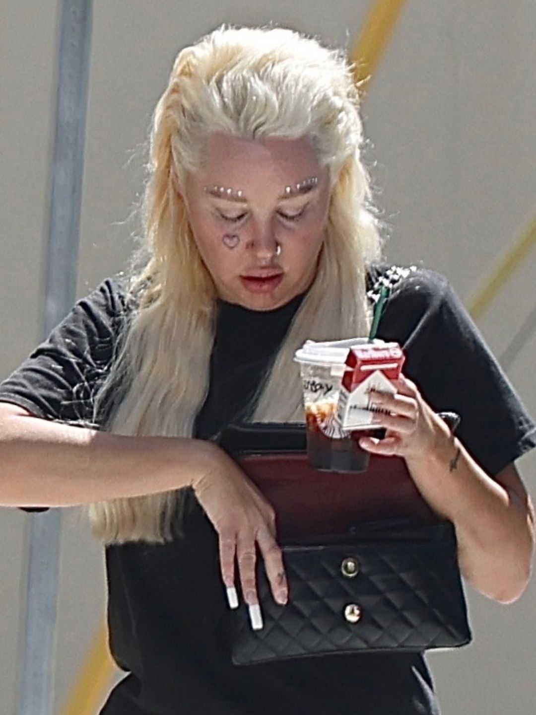 Odchudzona Amanda Bynes z kryształkami na brwiach i paczką papierosów w ...
