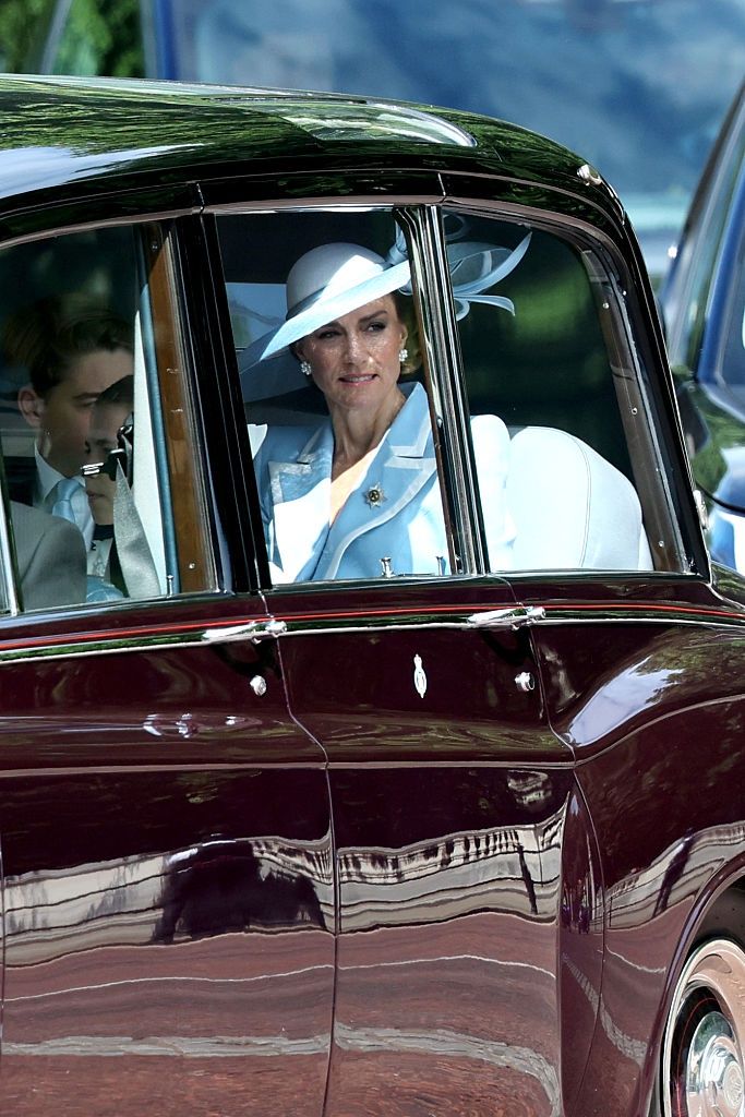 Księżna Kate w błękicie melduje się na paradzie Trooping the Colour z ...