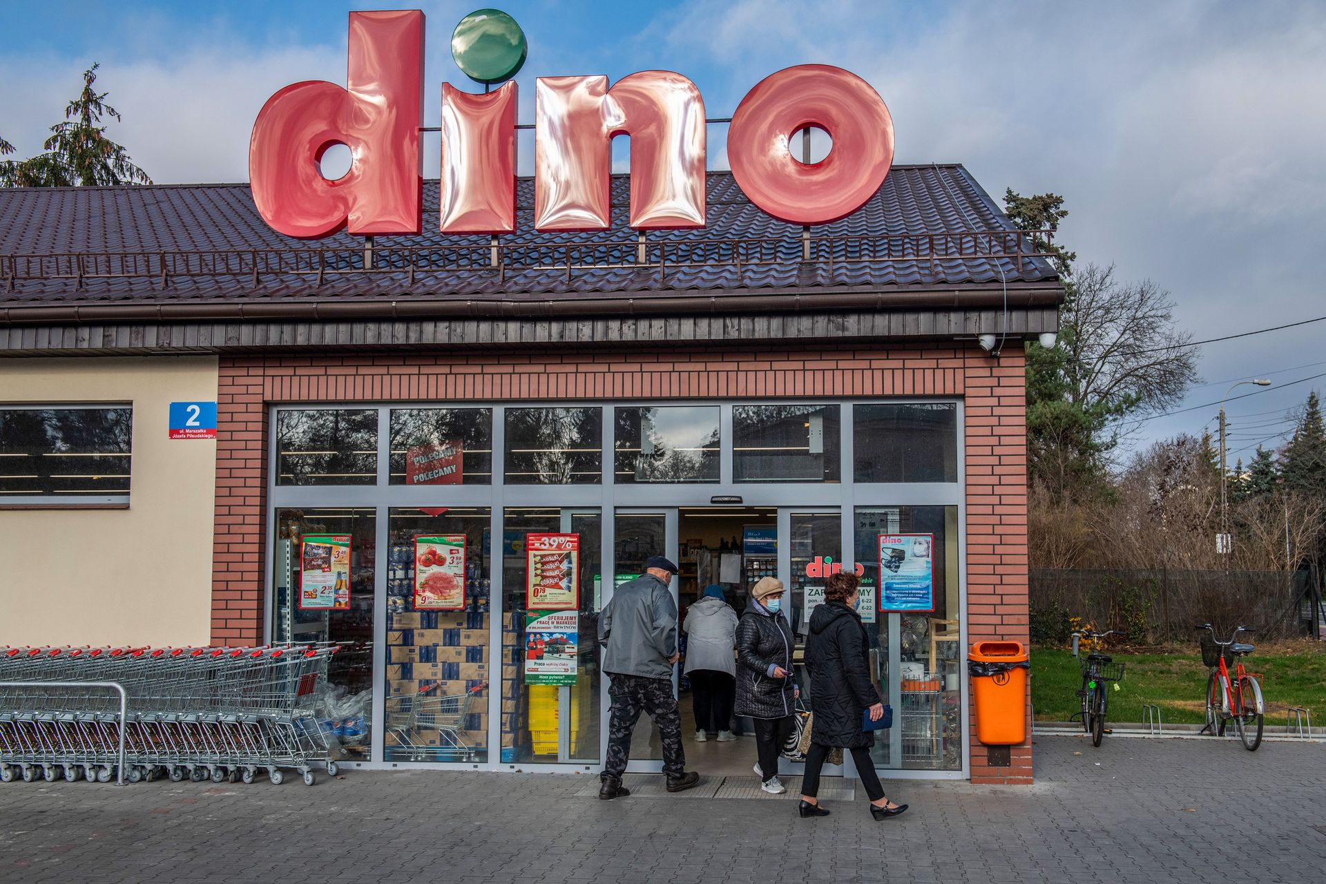 Dino znów to robi. Kupujesz w tej sieci? Lepiej przeczytaj