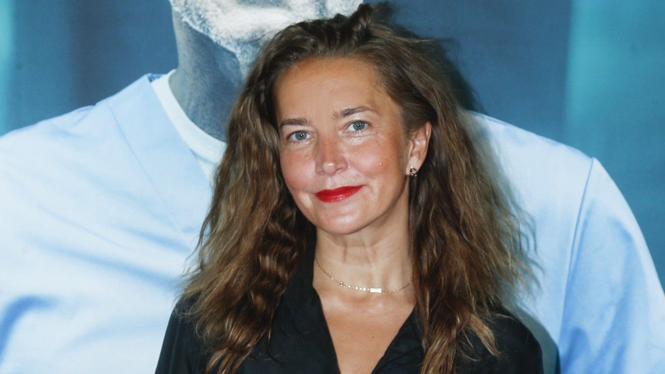 Kamilla Baar skończyła 44 lata. W przeszłości zamknęła się w szklanej ...