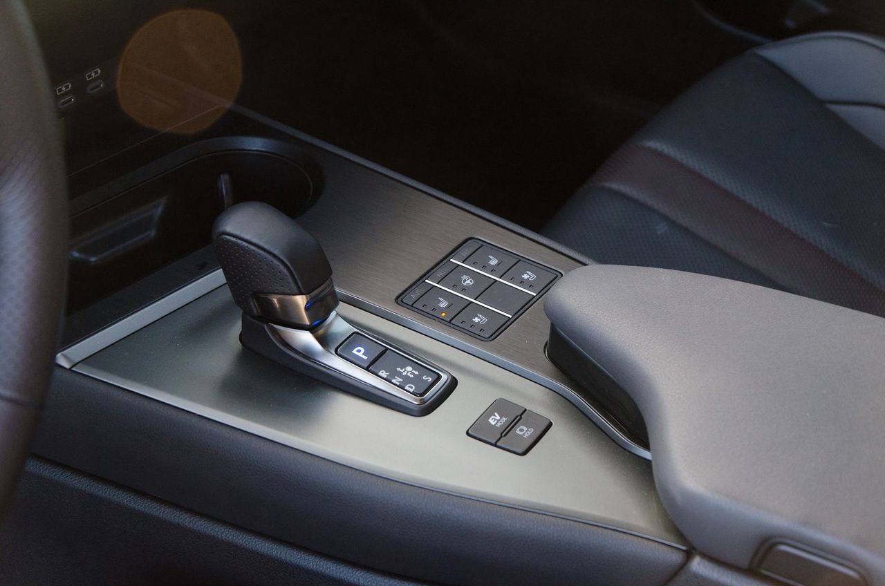 Test: Lexus UX 300h AWD - inne spojrzenie na japońskiego crossovera