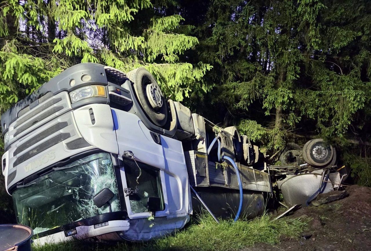 Mrągowo: Droga wojewódzka nr 610 zablokowana. Ciężarówka dachowała w rowie