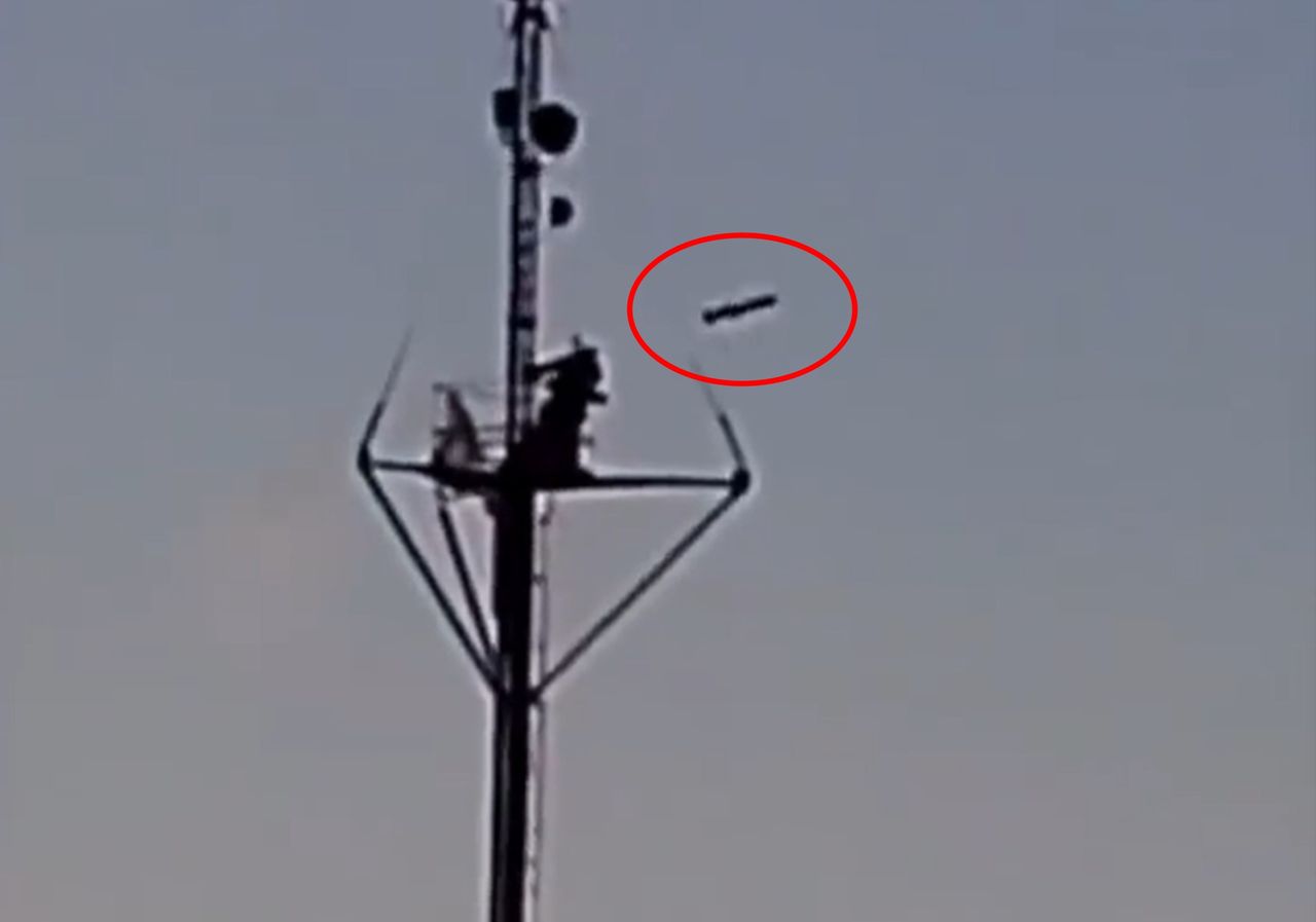 Żołnierz wspiął się na maszt. Na jego ramieniu spoczywała groźna broń