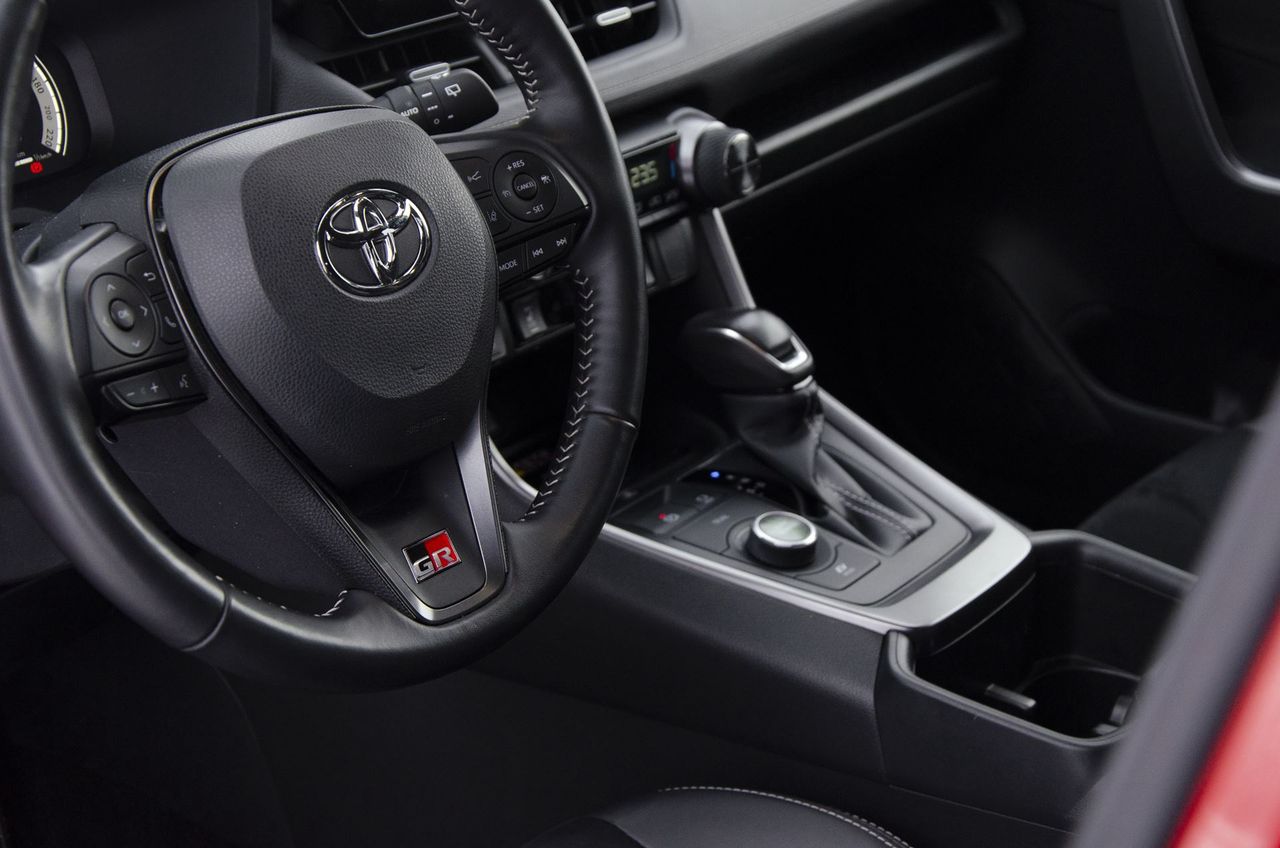 Test: Toyota RAV4 GR Sport – inspirowana, a nie sportowa