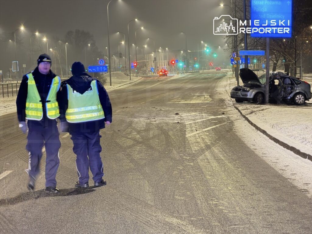 Warszawa: Śmiertelny wypadek w Wilanowie. Auto uderzyło bokiem w słup ...