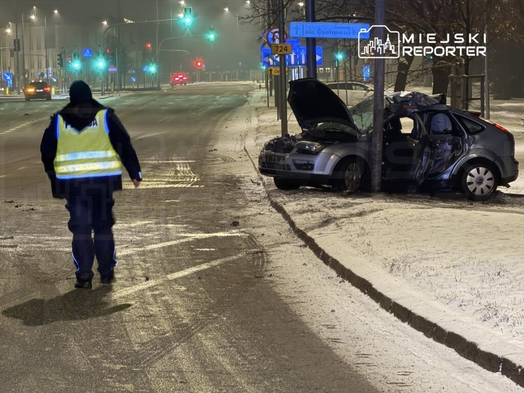 Warszawa: Śmiertelny wypadek w Wilanowie. Auto uderzyło bokiem w słup ...