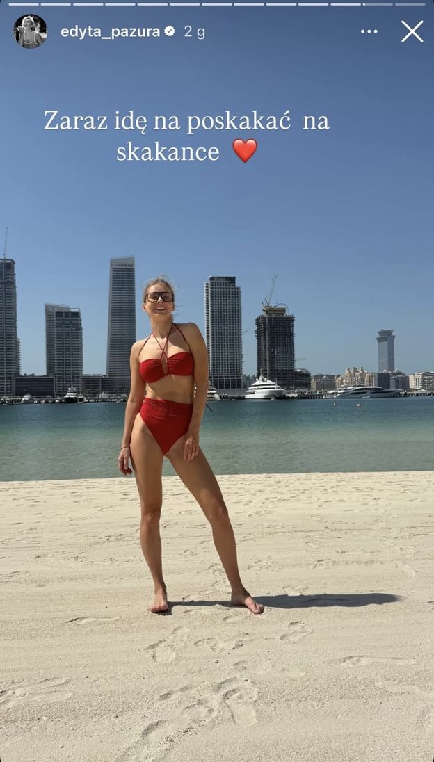 Edyta Pazura pręży mięśnie w czerwonym bikini, pozując na dubajskiej plaży - Pudelek