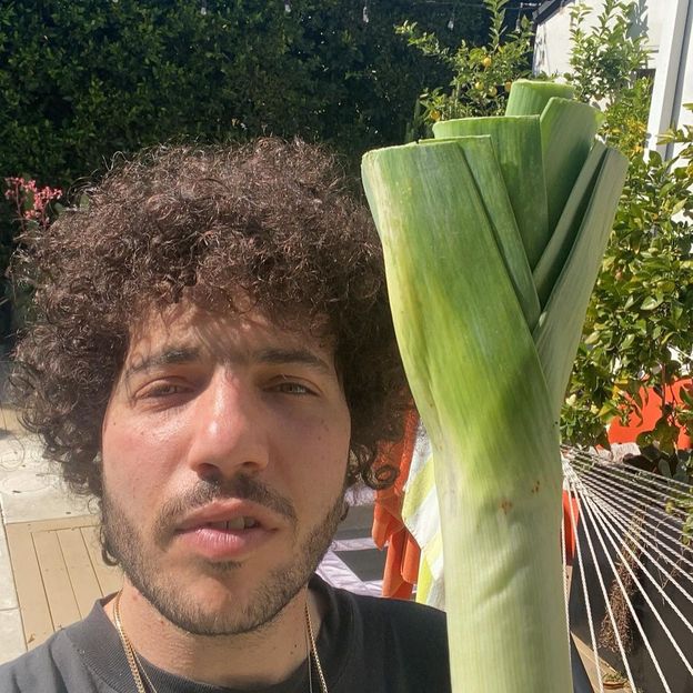 To on skradł serce Seleny Gomez. Zaprzyjaźnił się z jej wrogiem - Pudelek