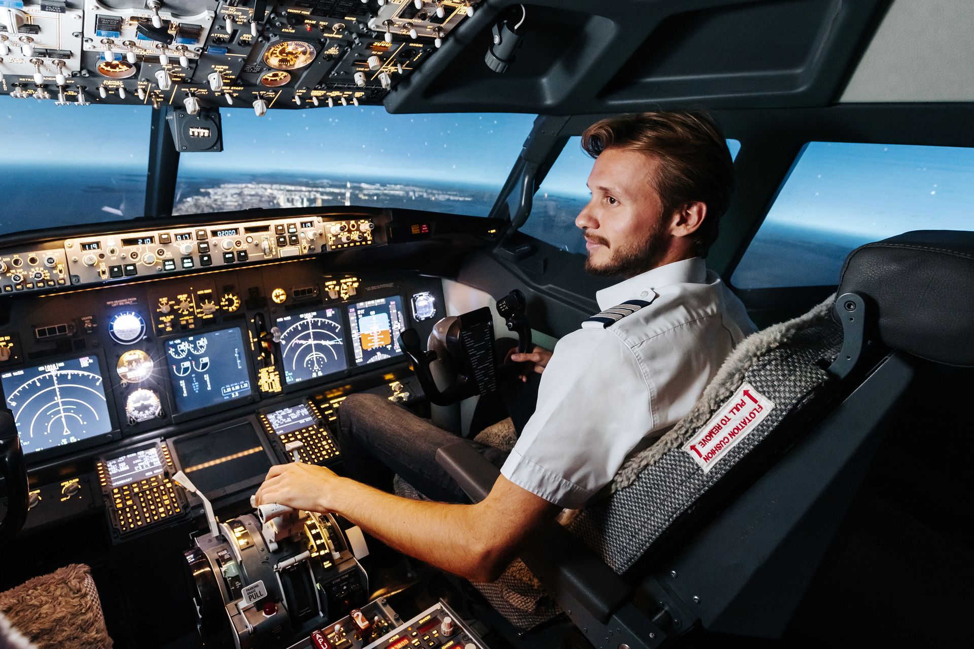 Tyle naprawdę zarabia pilot linii komercyjnych. Szczerze zdradził, ile ...