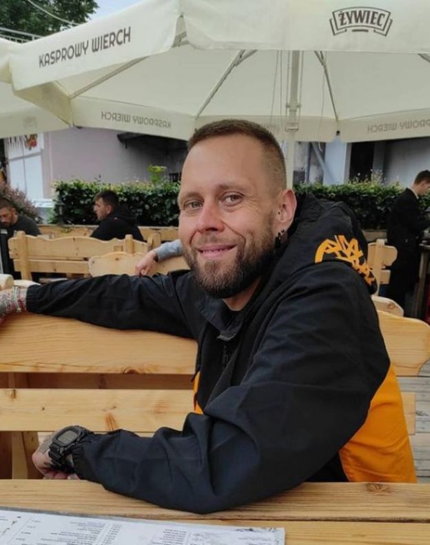 Mateusz "Big Boy" Borkowski z "Gogglebox" pozuje na plaży: "Opalanie ...