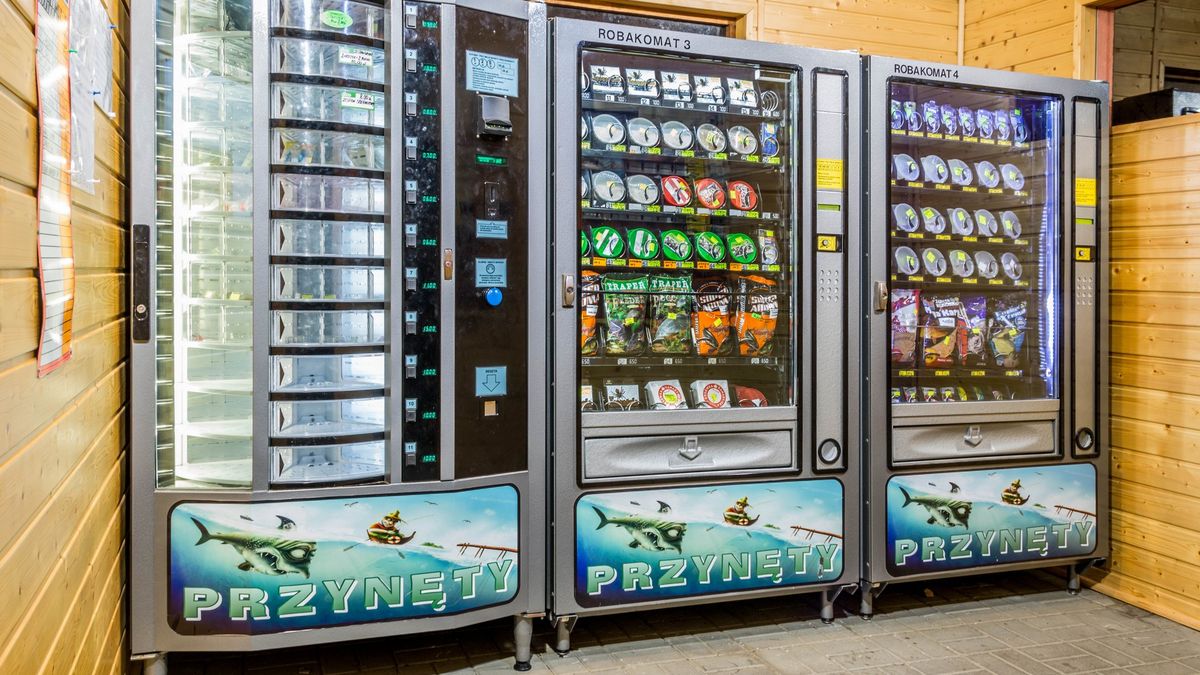 Automat dla rybaków. Zamiast przekąsek, znajdziesz w nim robaki
