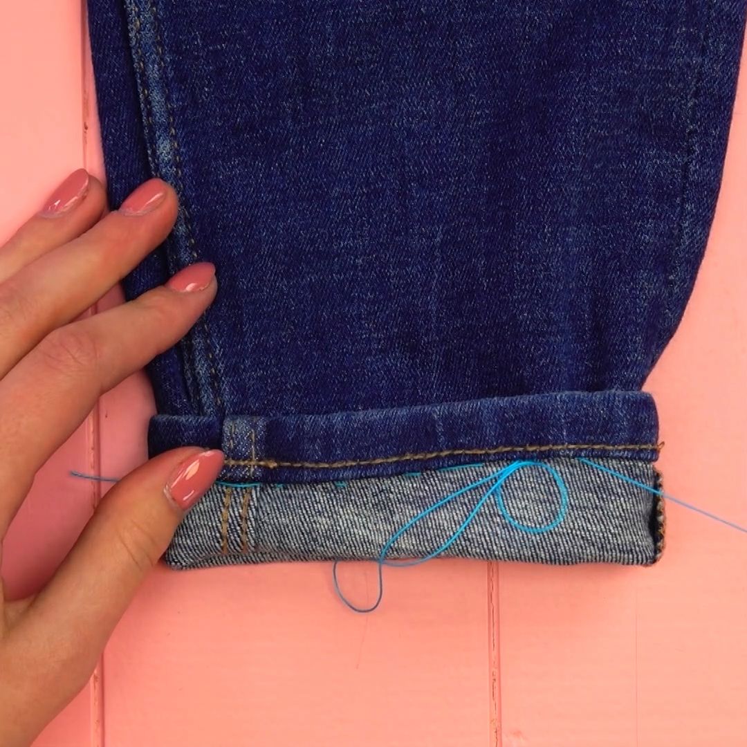 Trik na skrócenie jeansów bez obcinania nogawek. Maszyna do szycia nie będzie potrzebna