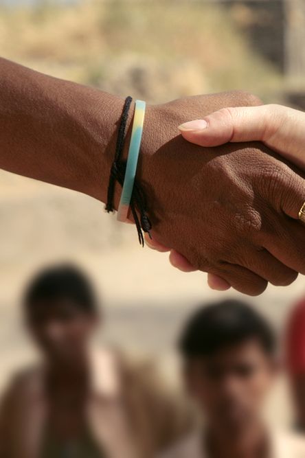 Podanie ręki, pokazanie języka, klaskanie. Jak witać się w różnych ...