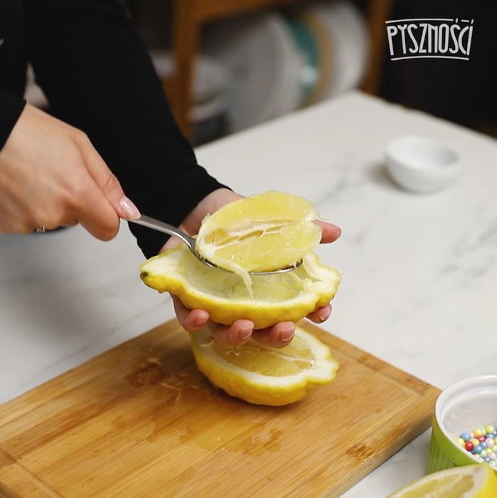 Pyszny krem cytrynowy. Serwowany w samej cytrynie