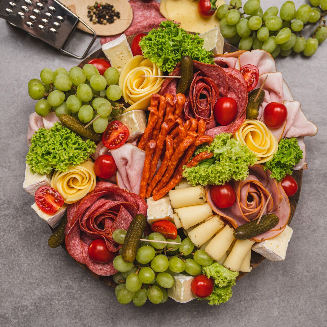 Deska wędlin i serów na imprezę. Pomysł na przepiękną przystawkę