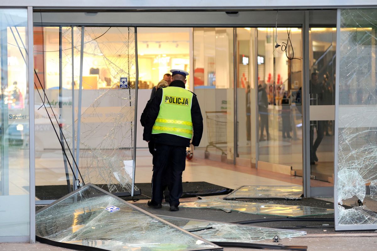 Koszalin. Autem wjechali w witrynę jubilera w galerii handlowej - WP ... Koszalin. Autem wjechali w witrynę jubilera w galerii handlowej - WP ...