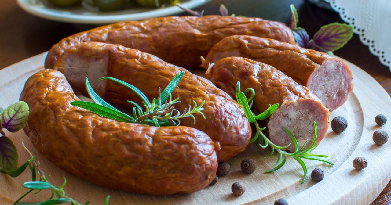 Biały nalot na kiełbasie to pleśń? Rozwiewamy wszystkie wątpliwości