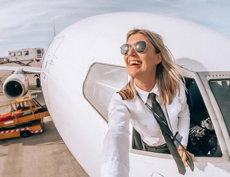 Najpiękniejsza pilotka na świecie. Na Instagramie obserwuje ją pół ...