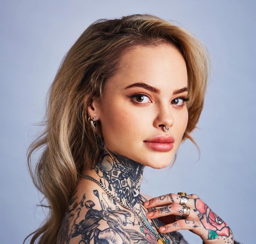 Monika Miller pozuje TOPLESS. Przy okazji pokazała nowy tatuaż