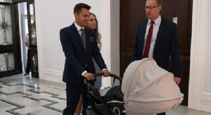 Sejm dla dzieci! Arkadiusz Myrcha i Kinga Gajewska z wózkiem na sejmowych korytarzach | WP parenting