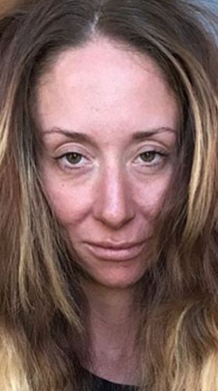 Jej włosy wyglądały jak stóg siana. Metamorfoza, którą przeszła, zwala ...